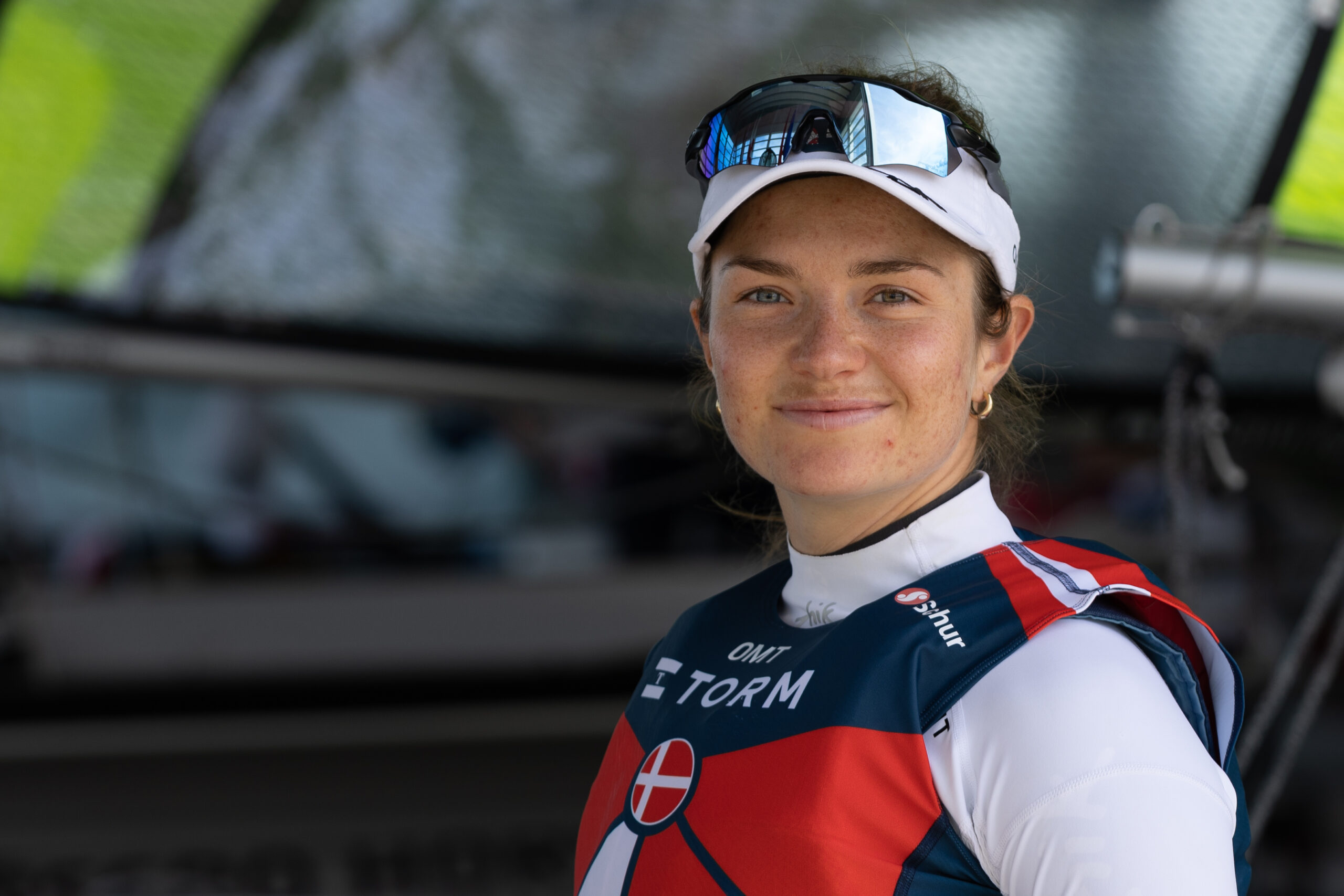 Hun har sejlet rundt på verdenshavene med sin makker gennem seks år ...